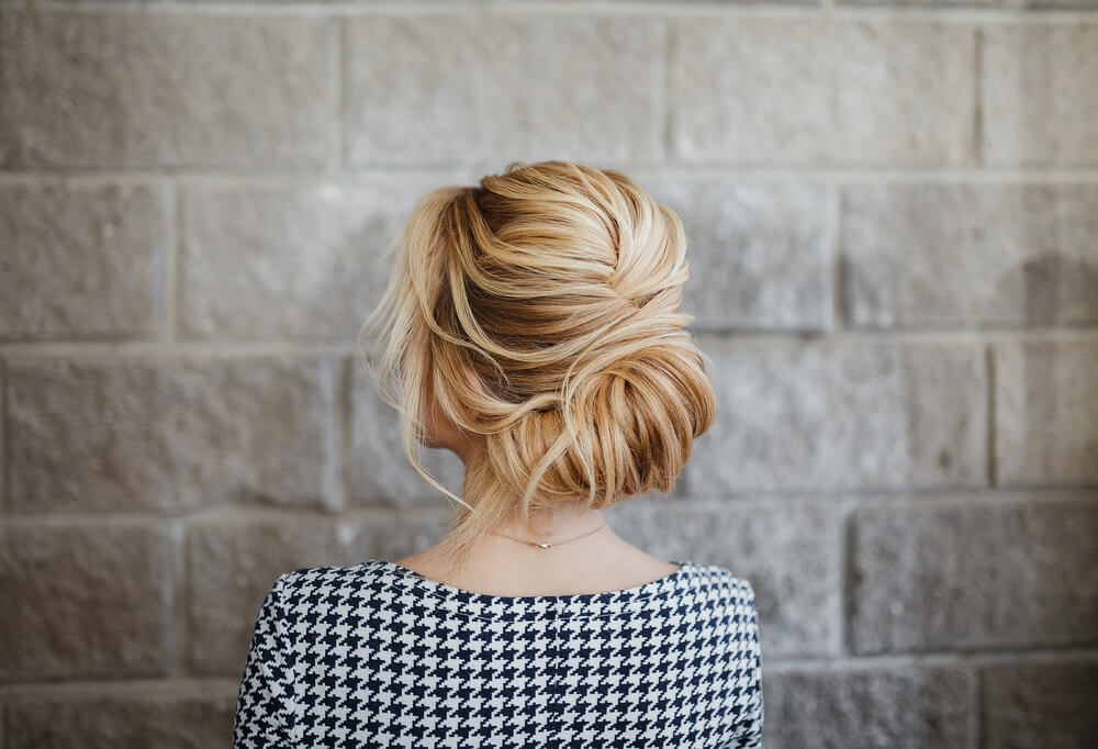 Hoe maak je de perfecte messy bun + stylingtips voor je haar ...